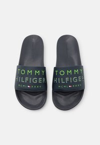 Tommy Hilfiger EMBOSSED POOL SLIDE - Pantolette flach - desert sky/blau ...