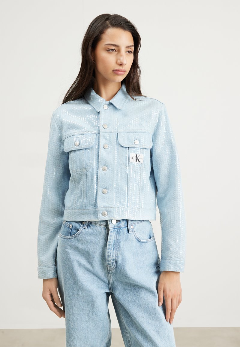 Calvin Klein Jeans CROPPED 90'S JACKET - Denim jacket - denim light ...