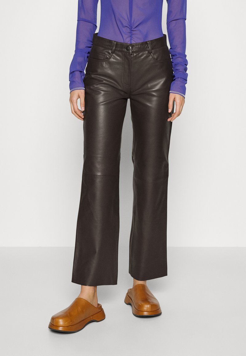 STUDIO ID SHEENA LONG LEATHER WIDE LEG TROUSES - Trousers - dark brown ...