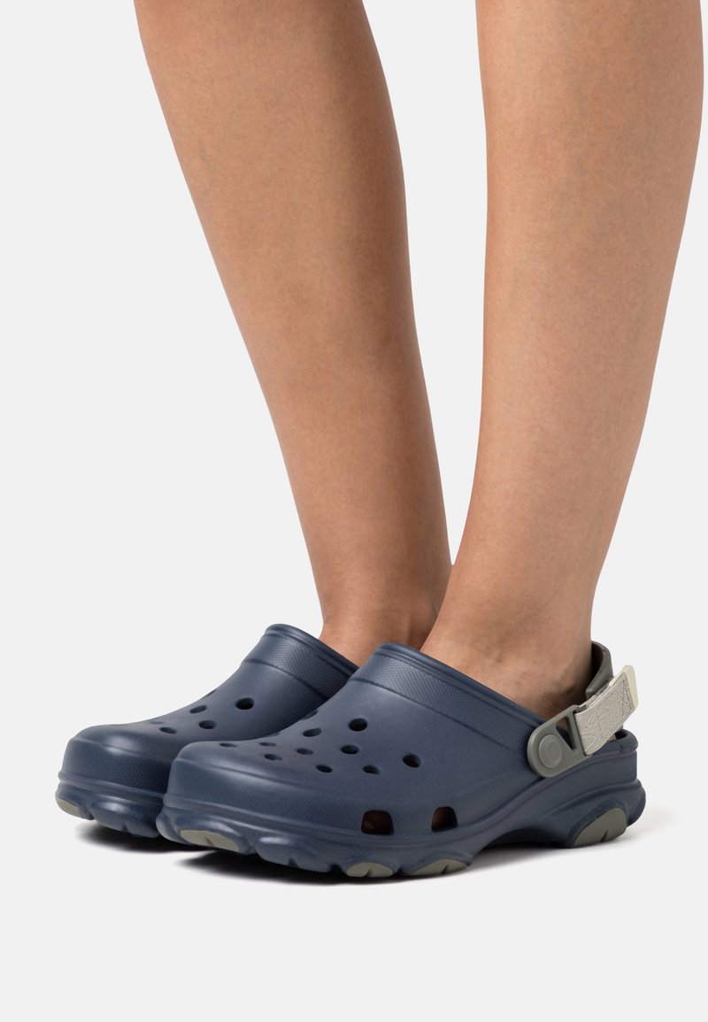 Crocs CLASSIC ALL TERRAIN - Pantolette flach - navy/dusty olive/dunkelblau - Zalando.de
