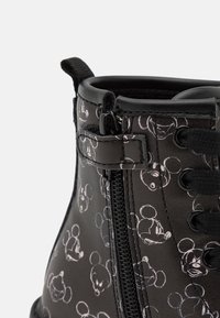 Geox DISNEY CLASSICS MICKEY MOUSE CASEY UNISEX - Snörstövletter - black ...