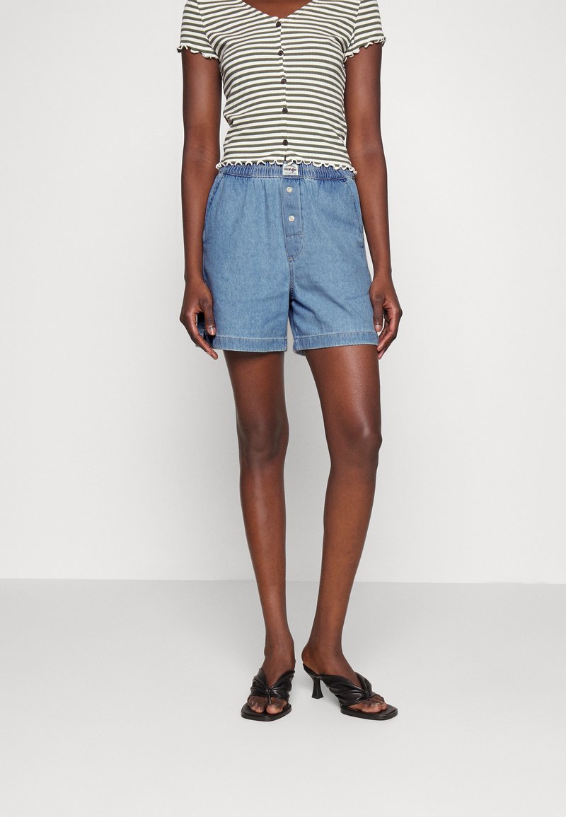 Wrangler BOXER - Denim shorts - light stonewash/light blue - Zalando