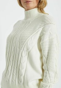 PEPPERCORN STRUCTURED HIGH NECK - Pullover - cloud dancer/blanc - ZALANDO.FR
