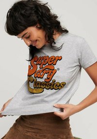 Superdry 70S SCRIPT METALLIC LOGO - T-shirt con stampa - flake grey ...