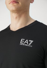 EA7 Emporio Armani TENNIS PRO TEE TEXTURED - Sport T-Shirt - black/schwarz - Zalando.ch
