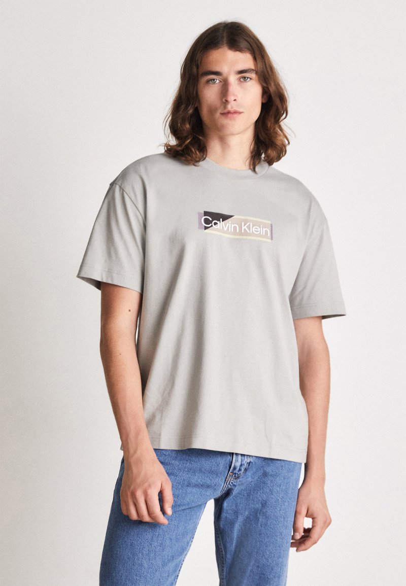 Calvin Klein LAYERED GEL LOGO - Print T-shirt - ghost gray/light grey ...