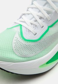 Nike Performance ZOOM FLY 6 - Laufschuh Straße - white/metallic silver ...