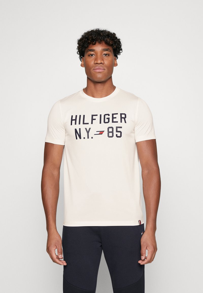 Tommy Hilfiger GRAPHIC TRAINING TEE - Print T-shirt - weathered white ...