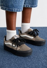 Vans KNU STACK - Skate shoes - skater gray/grey - Zalando.ie