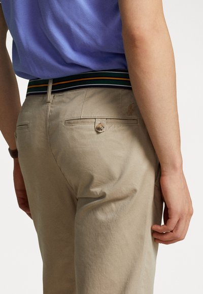 Polo Ralph Lauren WASHED STRETCH SLIM FIT CHINO TROUSER - Pantalones chinos - khaki tan/beige ...