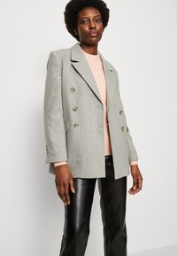 La Strada Unica PENNY PIN STRIPED - Kort kappa / rock - medium grey ...