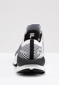 Fila SHOCKET RUN - Trainingsschoen - black/white/zwart - Zalando.nl