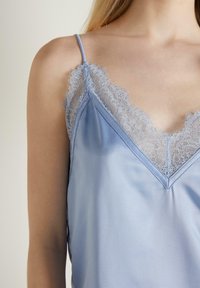 Tezenis CON PIZZO E SCOLLO A V - Top - hellblau light iris blue/lila ...