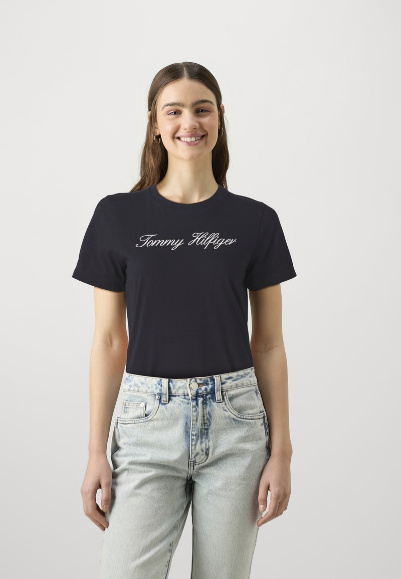 Tommy Hilfiger SCRIPT REGULAR - T-shirts med print - desert sky/blå ...