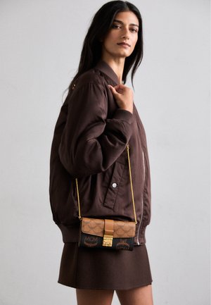 MCM TRACY VISETOS WALLET ON CHIAN - Geldbörse - beige - Zalando.at