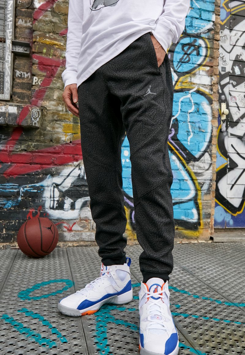 Jordan AOP AIR PANT - Jogginghose - black/dark shadow/dark grey/schwarz ...