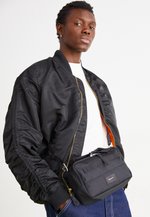 Sandqvist OLOF UNISEX - Bandolera - black/negro - Zalando.es