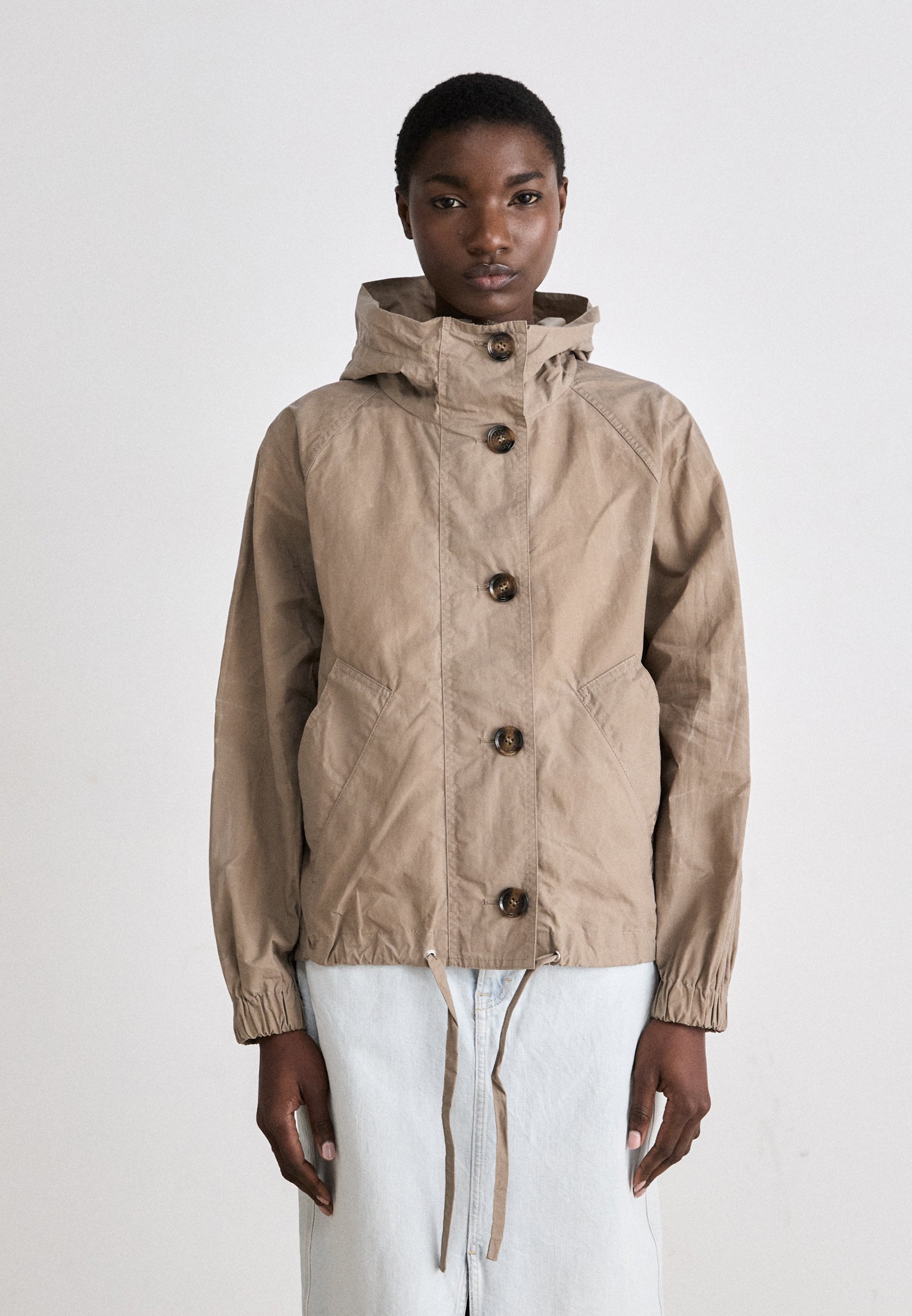 Barbour BHODI SHOWERPROOF JACKET Leichte Jacke dirty khaki safari dress tartan beige Zalando