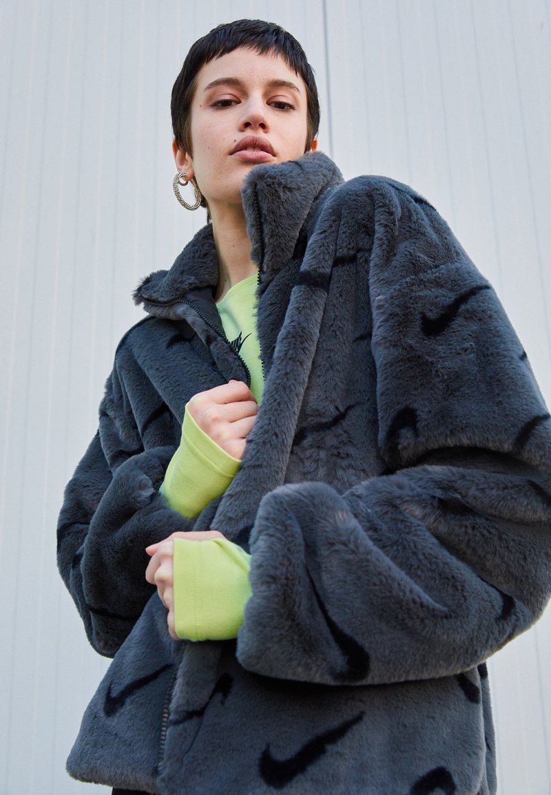 Nike Sportswear Winterjacke - dark smoke grey/black/grau - Zalando.at