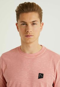 CHASIN' ETHAN - Camiseta básica - pink/rosa - Zalando.es