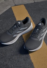 adidas Performance SUPERNOVA STRIDE - Neutrala löparskor - core black ...