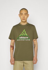 adidas Originals VOLCANO TEE - Camiseta estampada - olive strata/verde ...