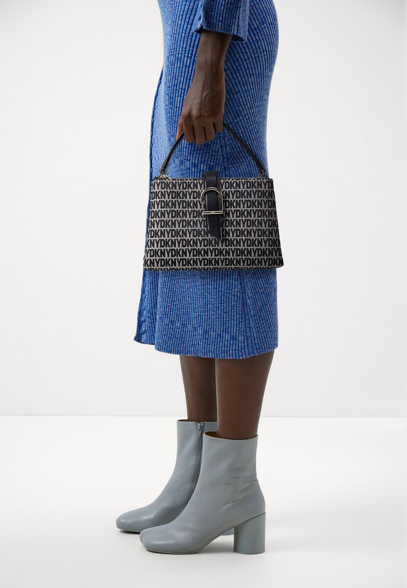 DKNY DEENA SATCHEL - Handtas - black/zwart - Zalando.be