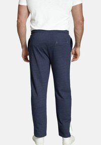 Charles Colby BARON MILNE - Jogginghose - blau melange/dunkelblau ...