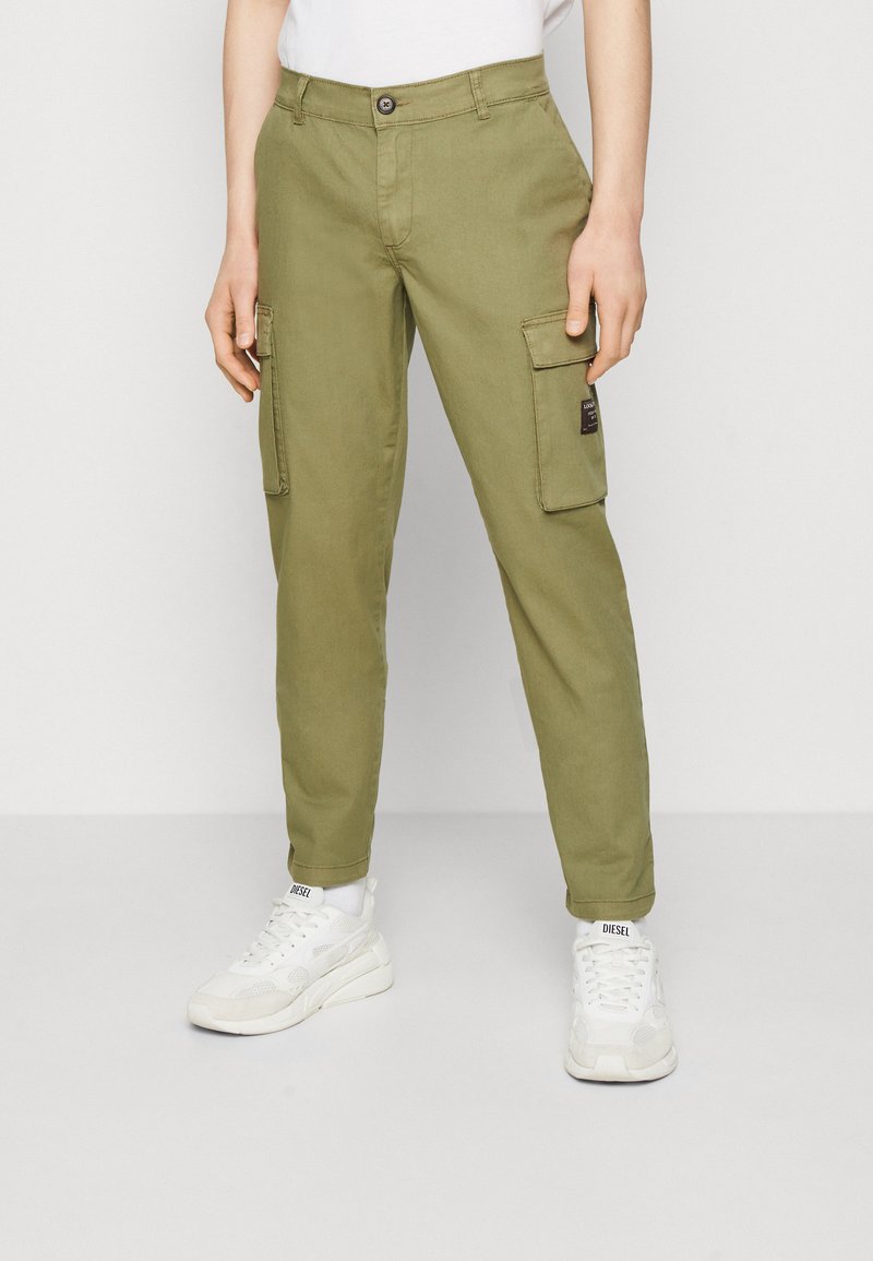 Redefined Rebel TIM PANTS - Pantalones cargo - olivine/verde oliva ...