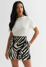 New Look Petite PETITE ANIMAL PRINT SHIRRED HIGH WAIST - Shorts - black ...