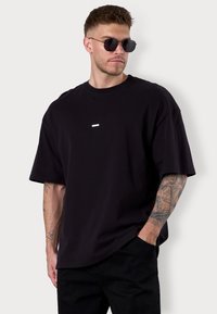 ESTEEM LABEL - Basic T-shirt - black - Zalando