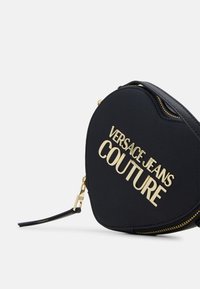 Versace Jeans Couture RANGE LOGO LOCK SKETCH BAG - Handtasche - black ...