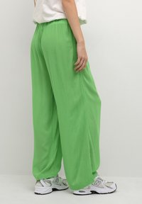 Kaffe DACIA AMBER - Broek - poison green/groen - Zalando.nl