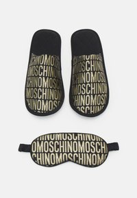 MOSCHINO SLIPPERS AND TRAVEL MASK SET UNISEX - Muut asusteet - black ...