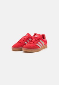 adidas Originals GAZELLE INDOOR - Baskets basses - better scarlet/hazy ...