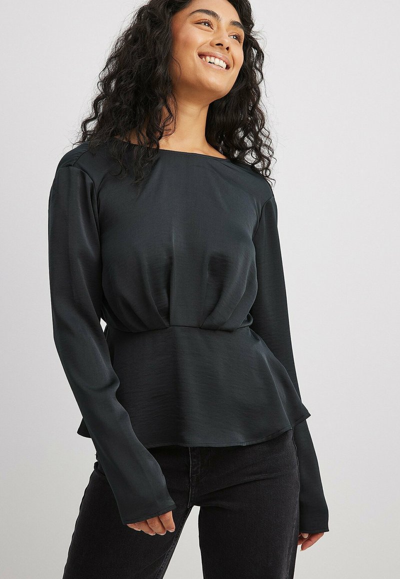NA-KD DRAPIERTE MIT V-RÜCKEN - Bluse - black/schwarz - Zalando