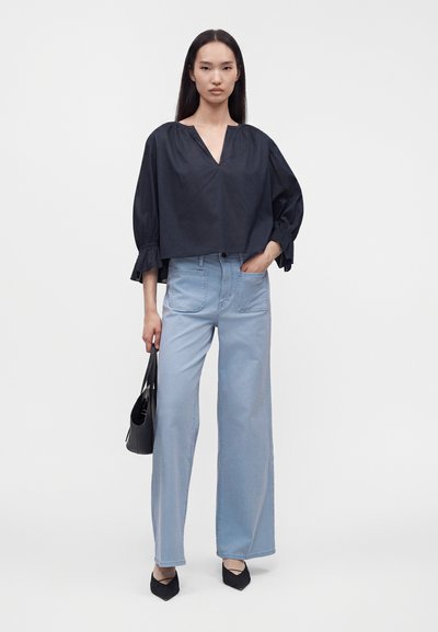 FRAME PALAZZO HARBOR POCKET - Wide leg - sky blue/světlemodrý denim ...