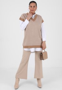 Modanisa HOUNDSTOOTH V NECK COLLAR PLUS SIZE AL - T-shirt imprimé ...