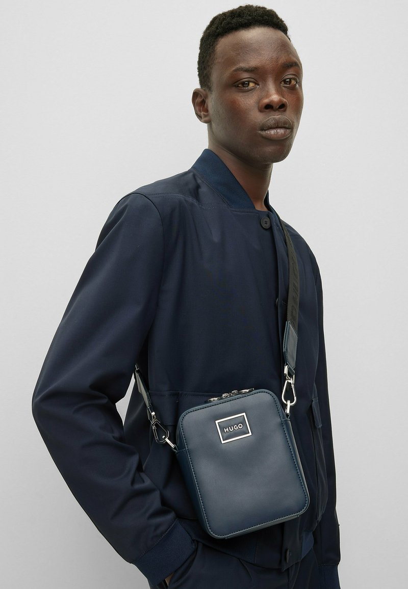 HUGO ELLIOTT_NS ZIP - Bandolera - dark blue ten/azul marino - Zalando.es