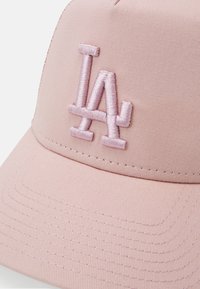 New Era TONAL TRUCKER UNISEX - Cap - rosa/lyserosa - Zalando.no