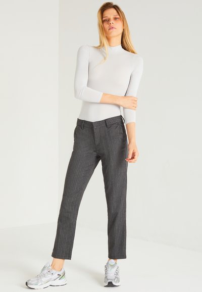 Reiko LIZZY FANCY - Pantalon classique - gris - ZALANDO.FR