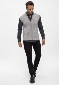 Felix Hardy CABLE FULL ZIPPER SLEEVELESS - Bodywarmer - light grey ...