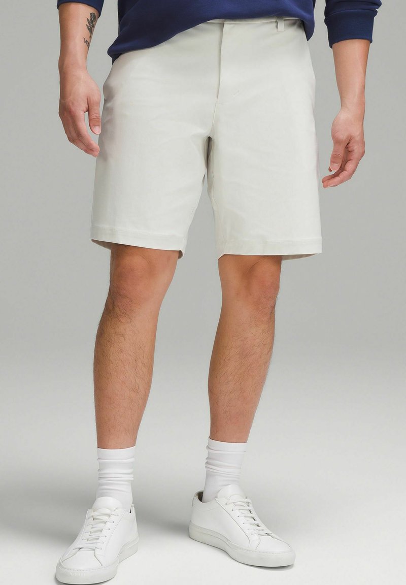 lululemon COMMISSION CLASSIC 23 CM - Sports shorts - bone/white - Zalando