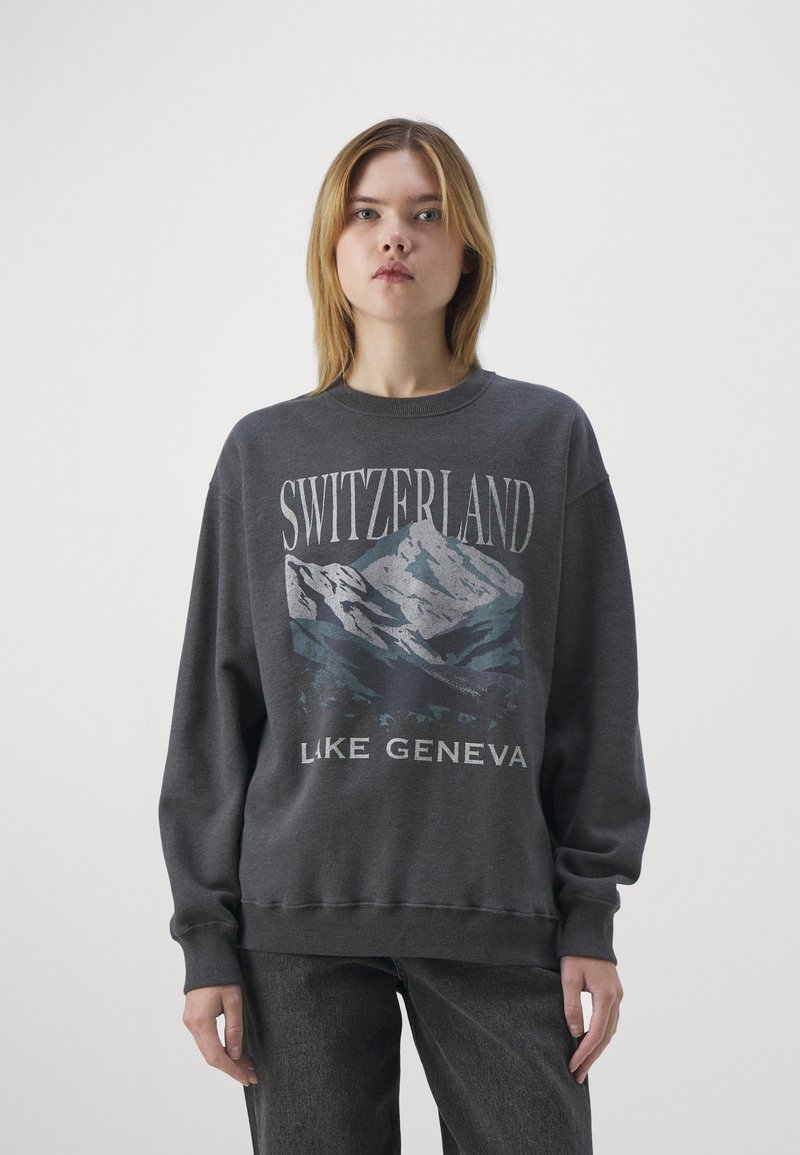 Hollister Co. OVERSIZED ALASKA GRAPHIC CREW SWEATSHIRT - Mikina - DARK GREY (SWITZERLAND GRAPHIC ...