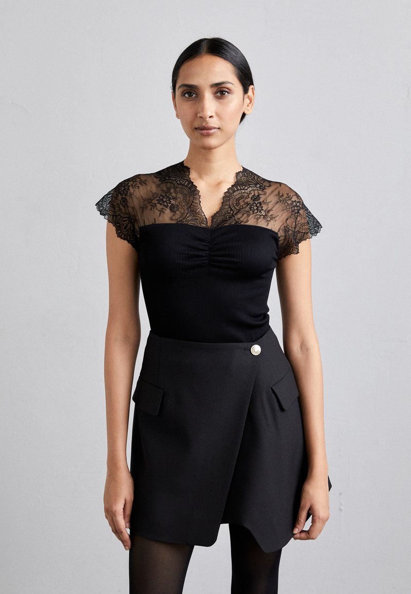 maje LILIONA - T-shirt med print - noir/svart - Zalando.se