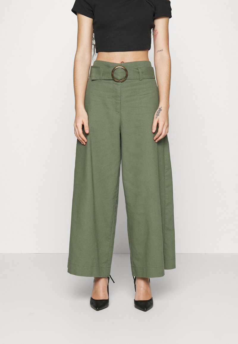 VILA Petite VIWILDA LIA HW BELT WIDE PANTS/PTT - Stoffhose - green/grün ...
