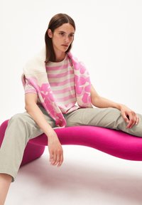 ARMEDANGELS DANYAA LINO - Broek - light desert/(rood)paars gemêleerd ...