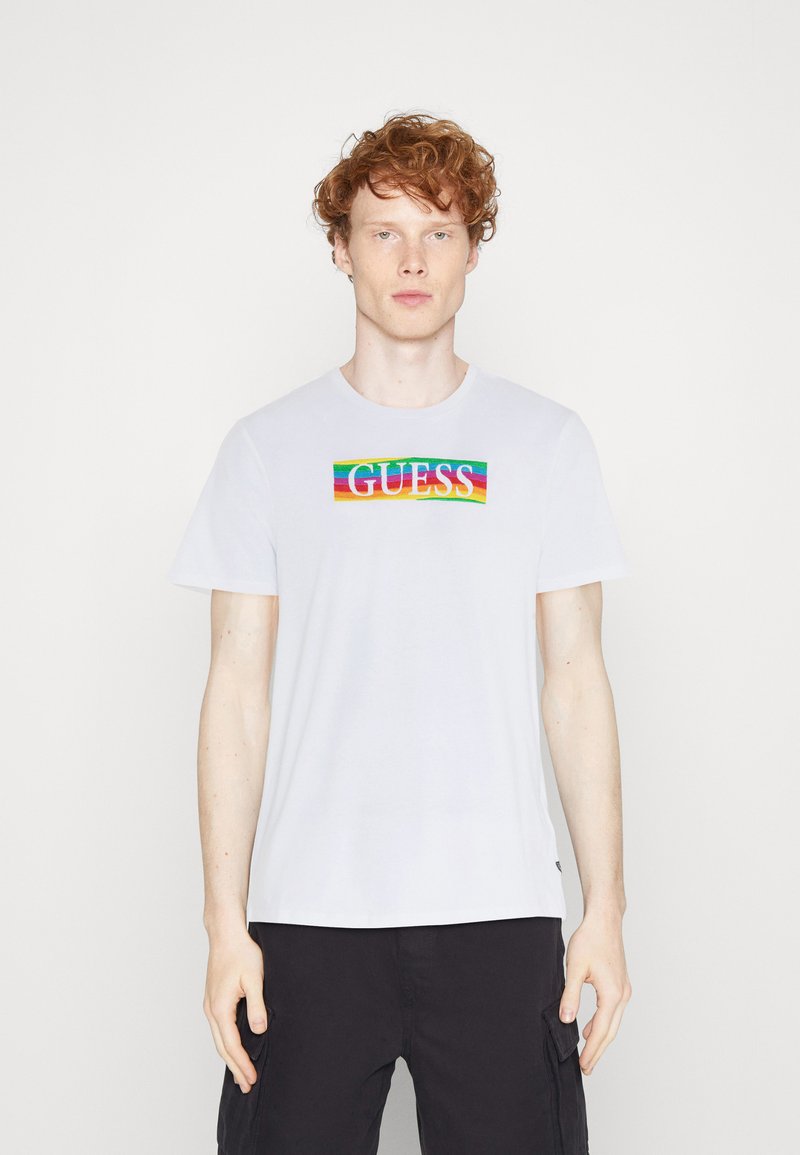 Guess PRIDE WAVE LOGO TEE - Print T-shirt - pure white/white - Zalando ...