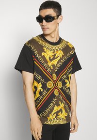Versace Jeans Couture PANEL FOULARD - T-Shirt print - black/schwarz ...