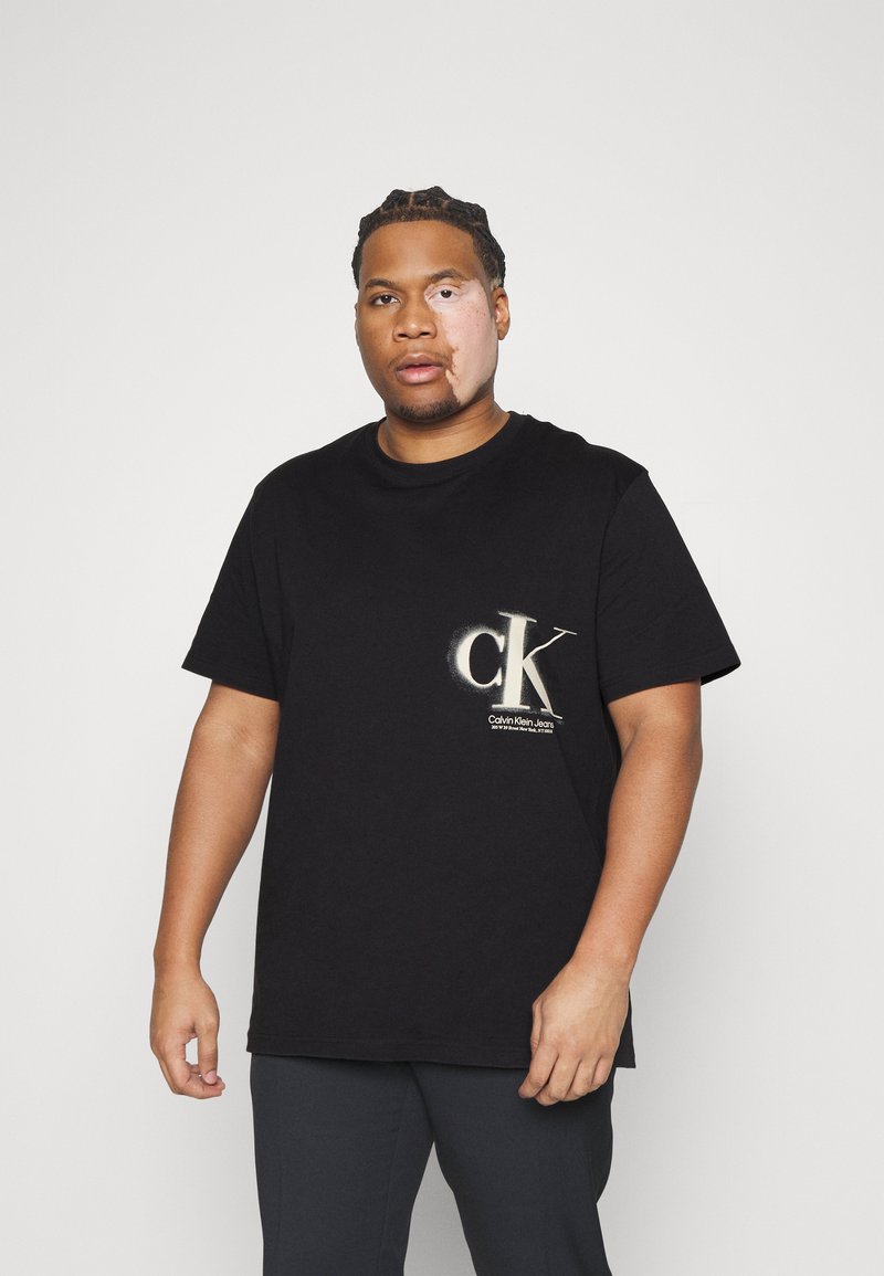 Calvin Klein Jeans Plus PLUS SPRAY TEE - Camiseta estampada - black/negro - Zalando.es